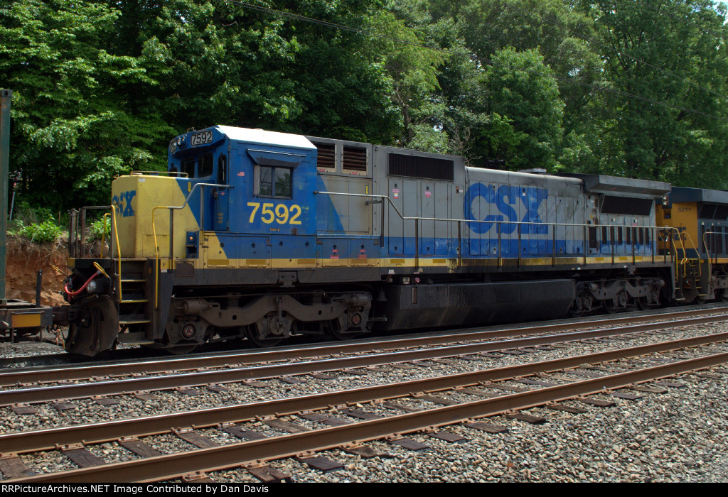 CSX C40-8 7592 in dirty YN2 trails on Q703-22